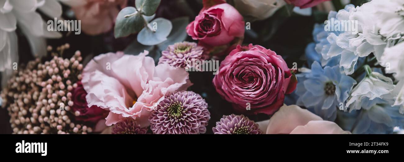 Roses and gypsophila bunch of flowers Stock Photo - Alamy