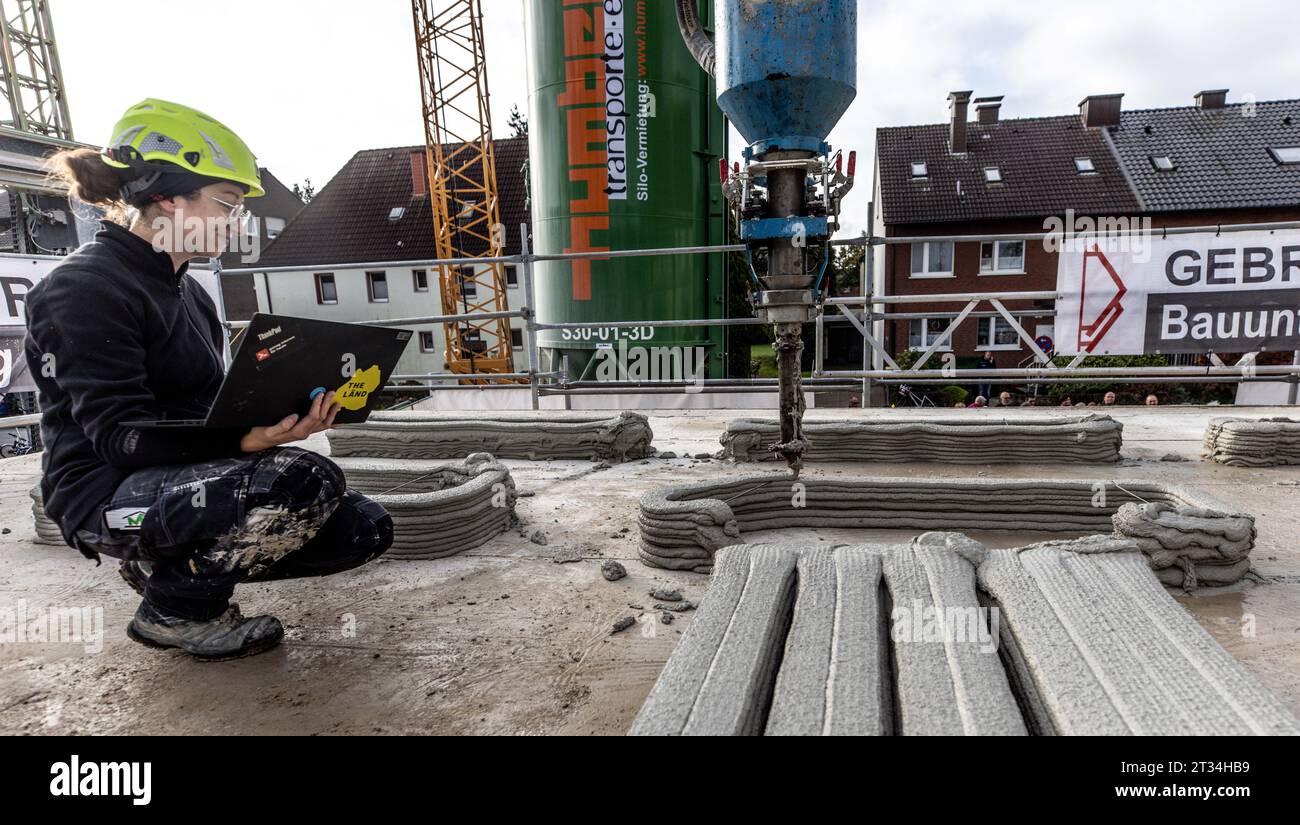 23 October 2023, North Rhine-Westphalia, Lünen: A worker inspects the ...