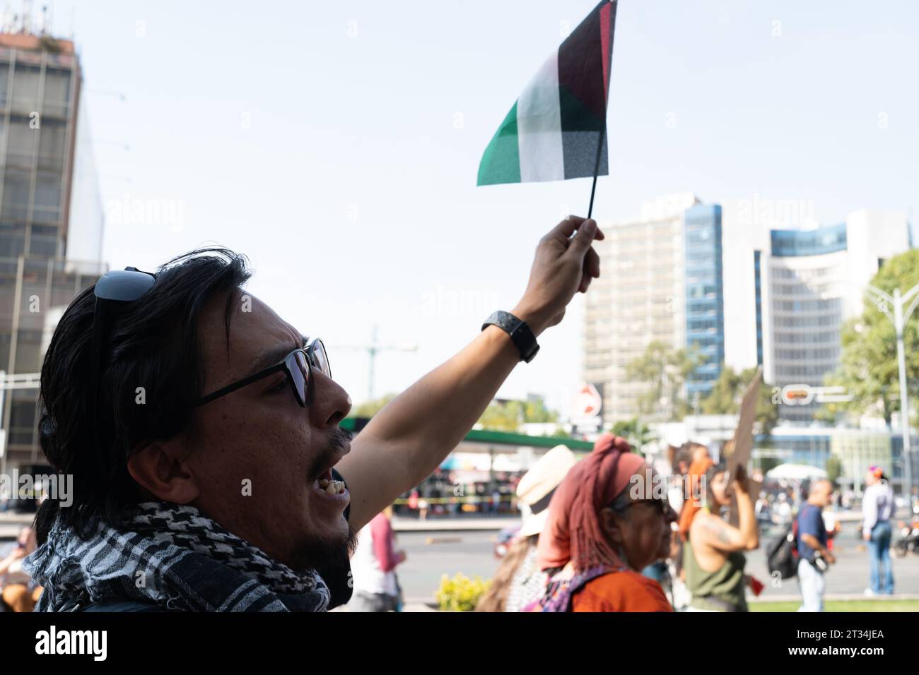 Man wearing palestinian flag hi-res stock photography and images - Alamy