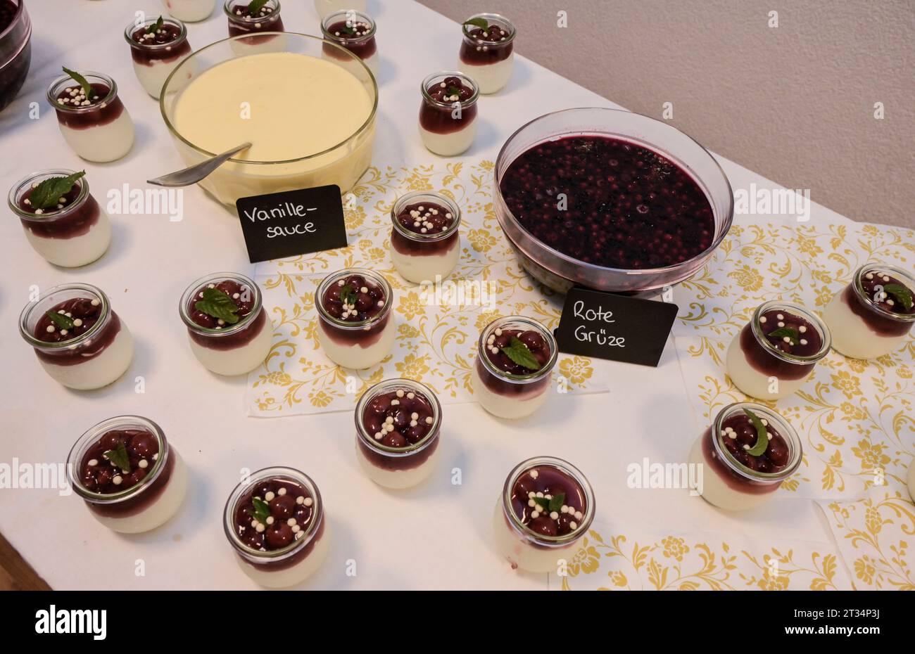 Buffet, Rote Grütze mit Vanillesauce *** Buffet, red fruit jelly with ...