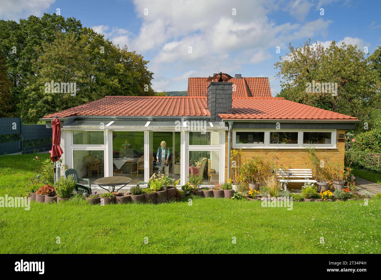 Einfamilienhaus einer Rentnerin mit Garten, Deutschland *** Retired ...