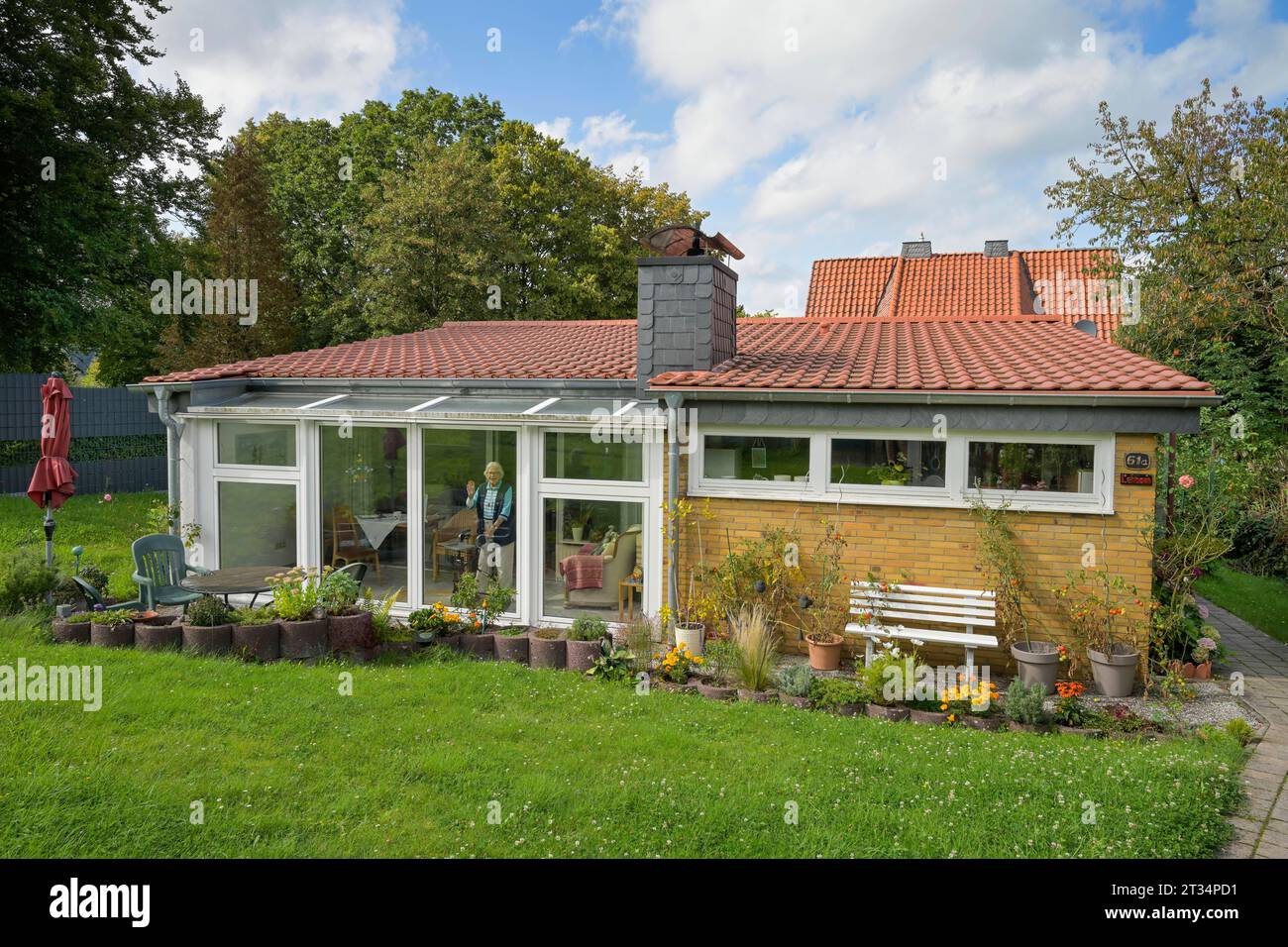Einfamilienhaus einer Rentnerin mit Garten, Deutschland *** Retired ...