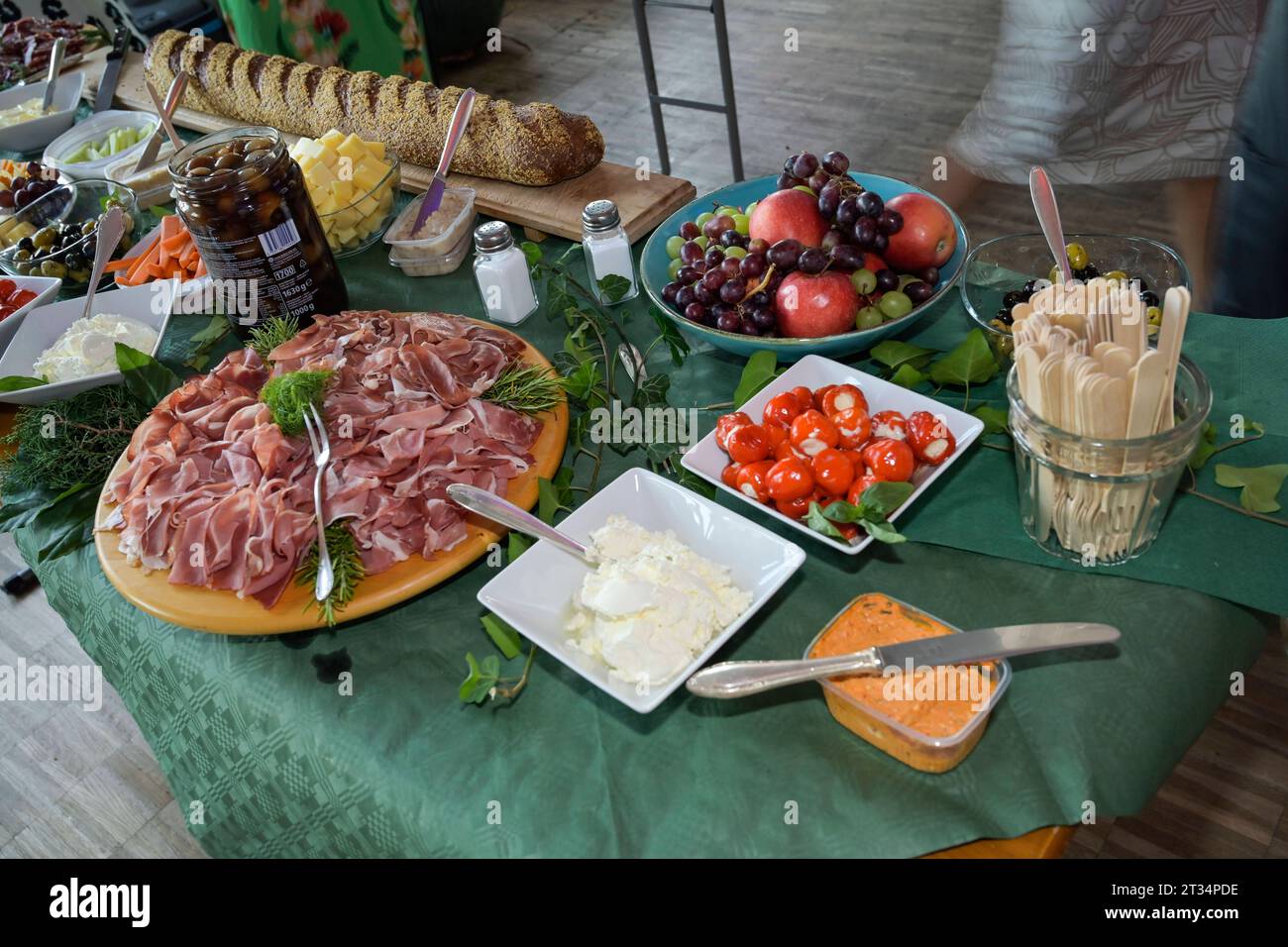 Kaltes Buffet mit Schinken und Spezialitäten, Deutschland *** Cold ...