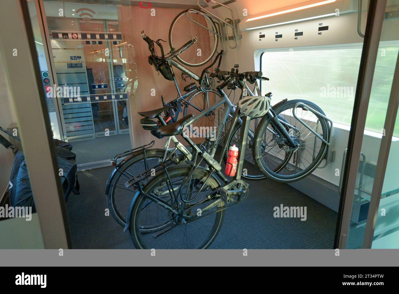 Fahrräder im Radabteil, Nahverkehrszug, Deutsche Bahn, Deutschland ...