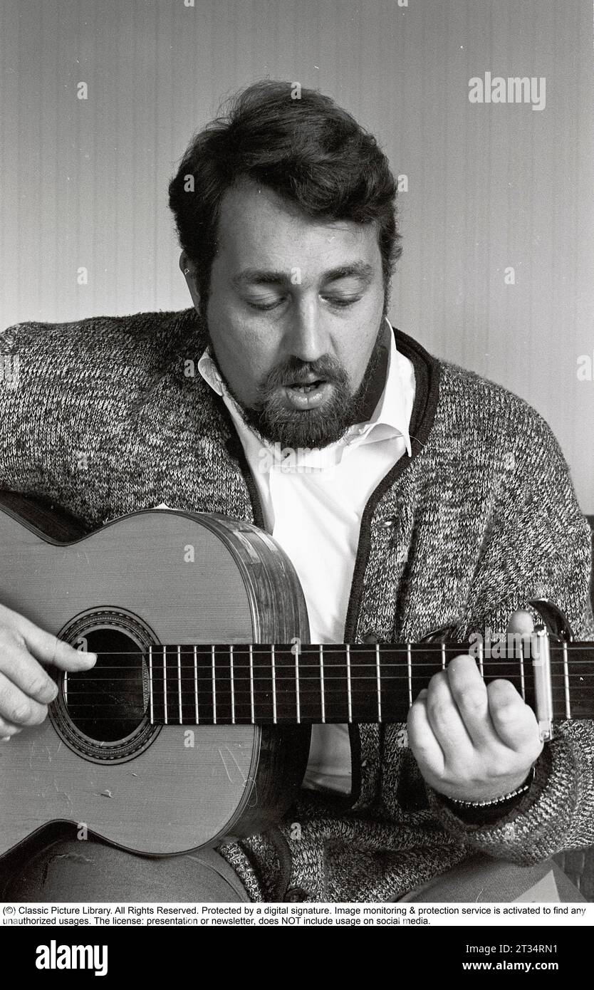 Male singers 1960s hi-res stock photography and images - Alamy