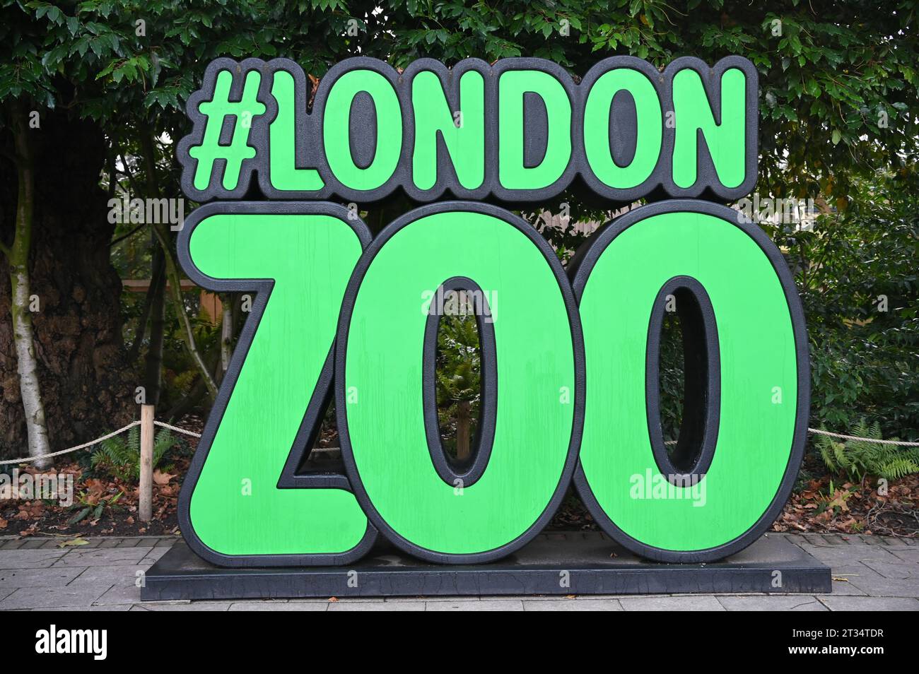 London zoo sign hi-res stock photography and images - Alamy