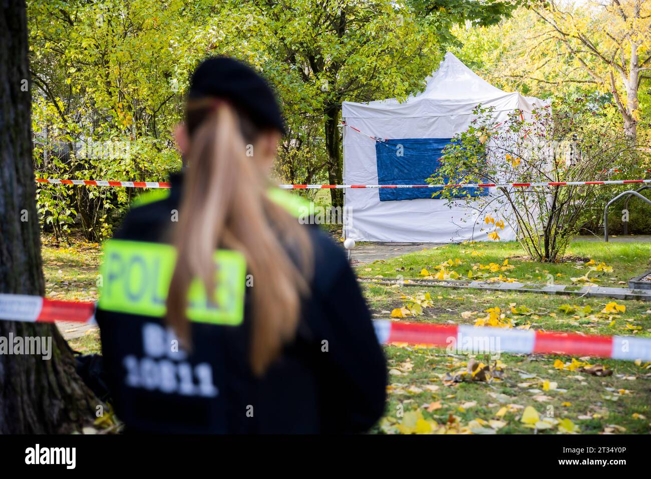 Berlin, Germany. 23rd Oct, 2023. A policewoman secures a crime scene in ...