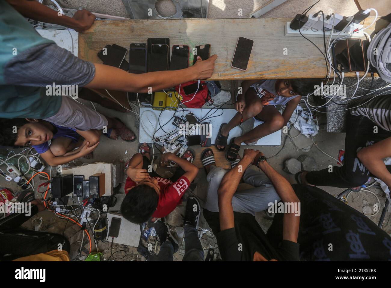 Khan Yunis, Palestinian Territories. 23rd Oct, 2023. Palestinian sit ...