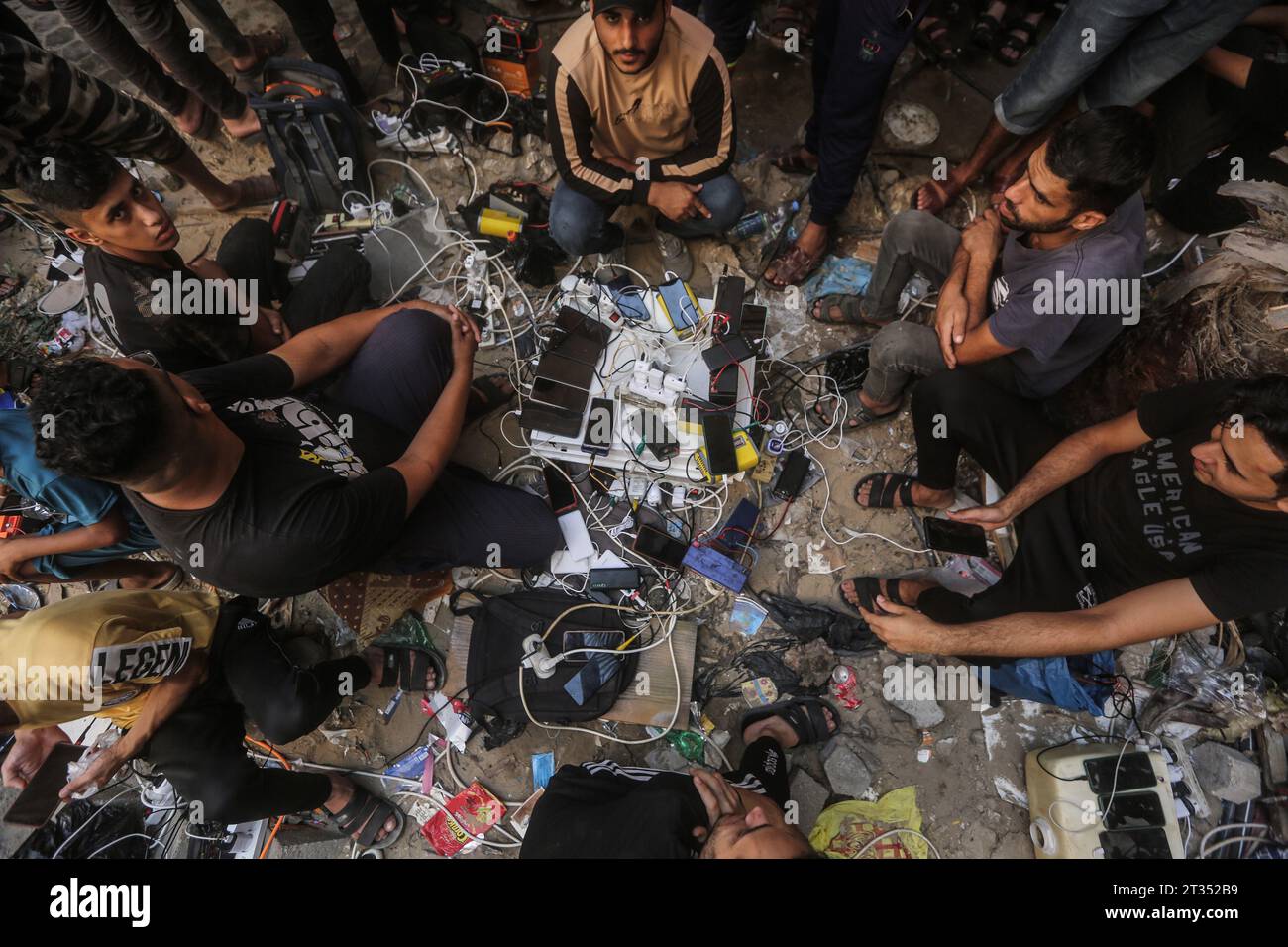 Khan Yunis, Palestinian Territories. 23rd Oct, 2023. Palestinian sit ...