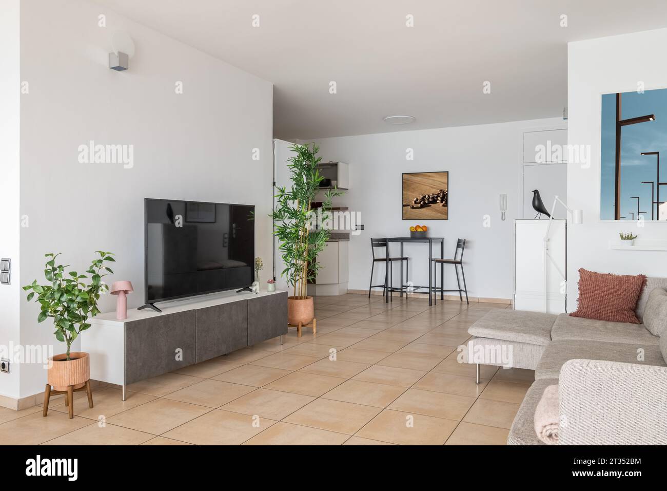 Luxury living room plasma screen hi-res stock photography and images ...