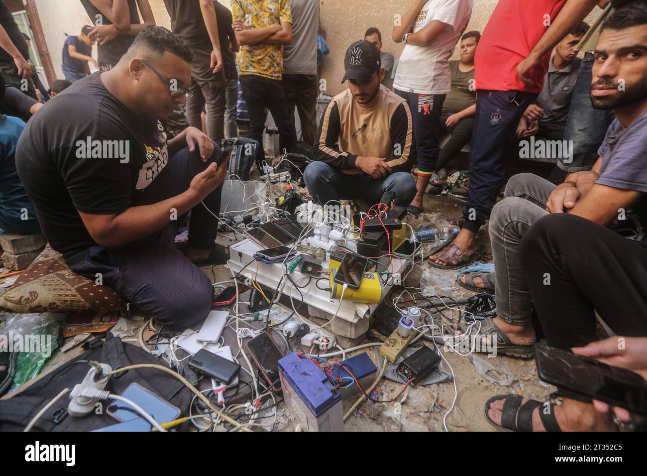 Khan Yunis, Palestinian Territories. 23rd Oct, 2023. Palestinian sit ...