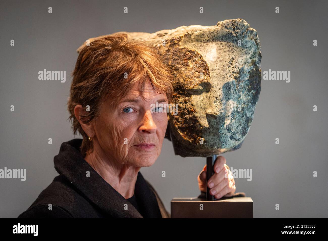 Emily young sculptor hi-res stock photography and images - Alamy