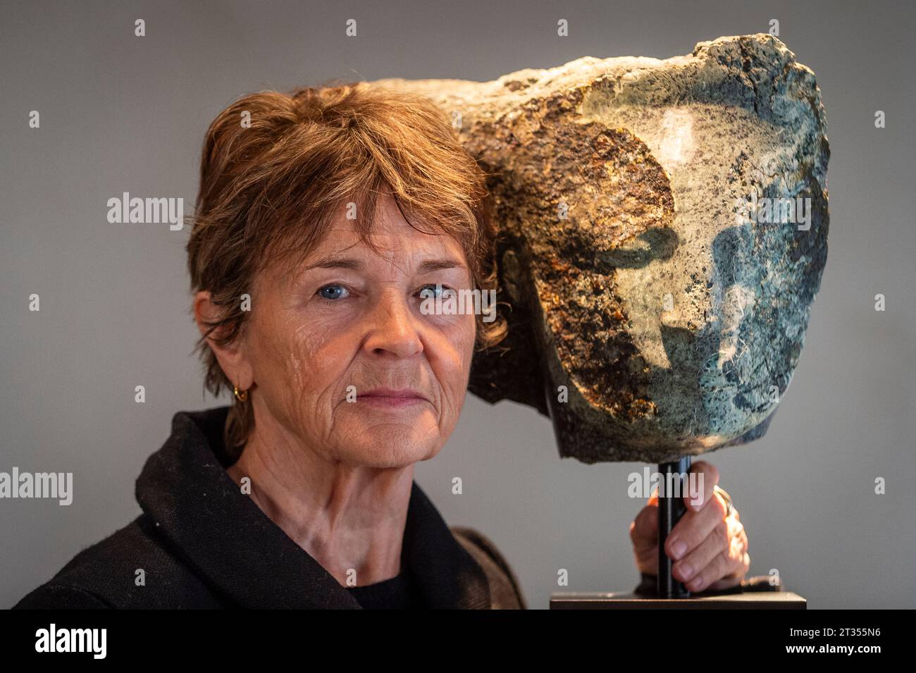 Emily young sculpture hi-res stock photography and images - Alamy