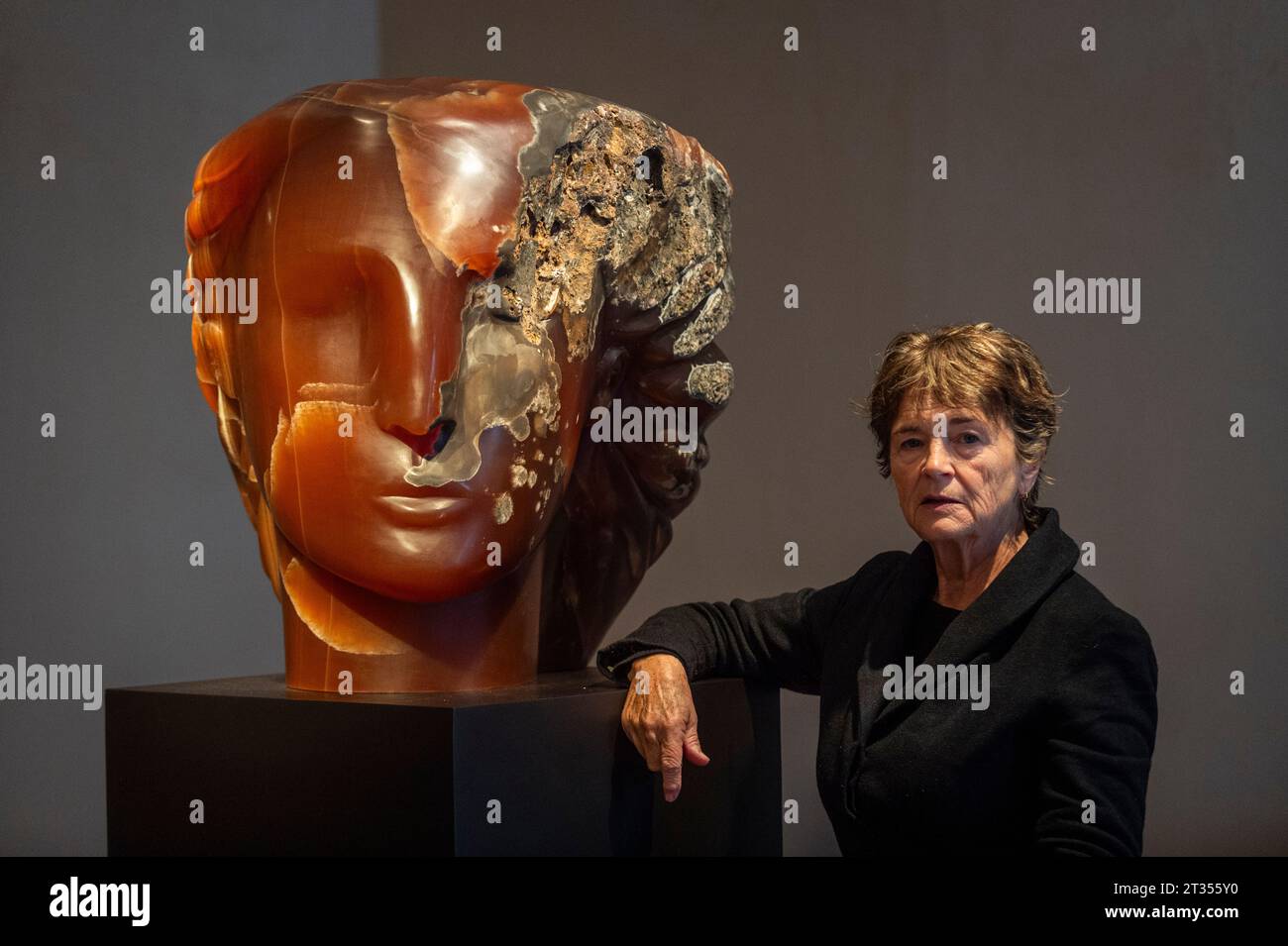 Emily young sculpture hi-res stock photography and images - Alamy
