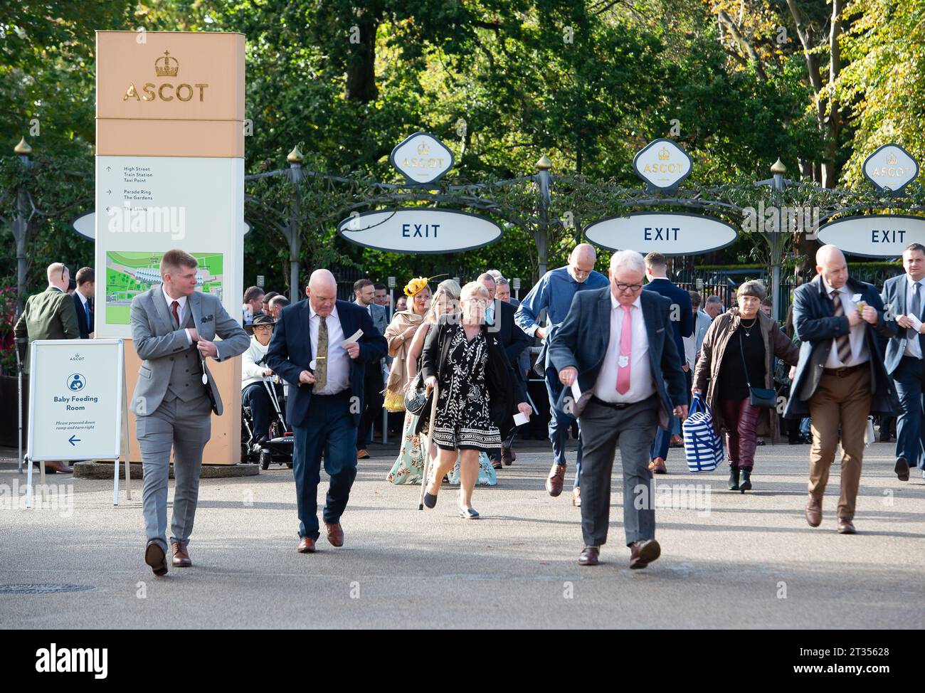 Ascot, Berkshire, UK. 21st October, 2023. Racegoers running to be first ...
