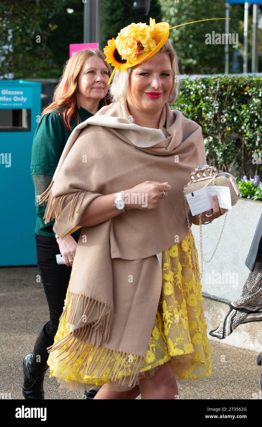 Ascot, Berkshire, UK. 21st October, 2023. Racegoers arriving at Ascot ...