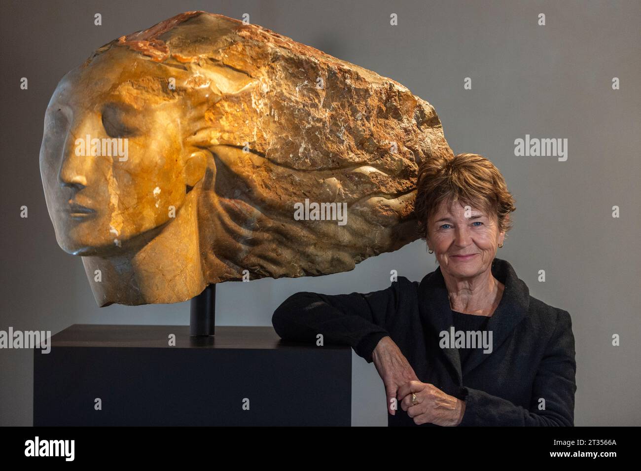 Emily young sculpture hi-res stock photography and images - Alamy