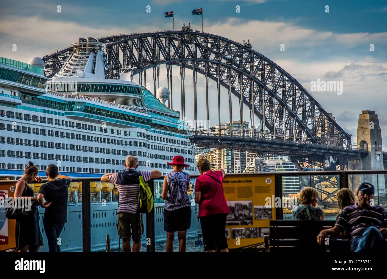 Tourists view sydney harbour bridge hi-res stock photography and images ...