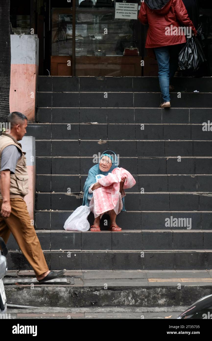 Crowd of people steps building hi-res stock photography and images - Alamy
