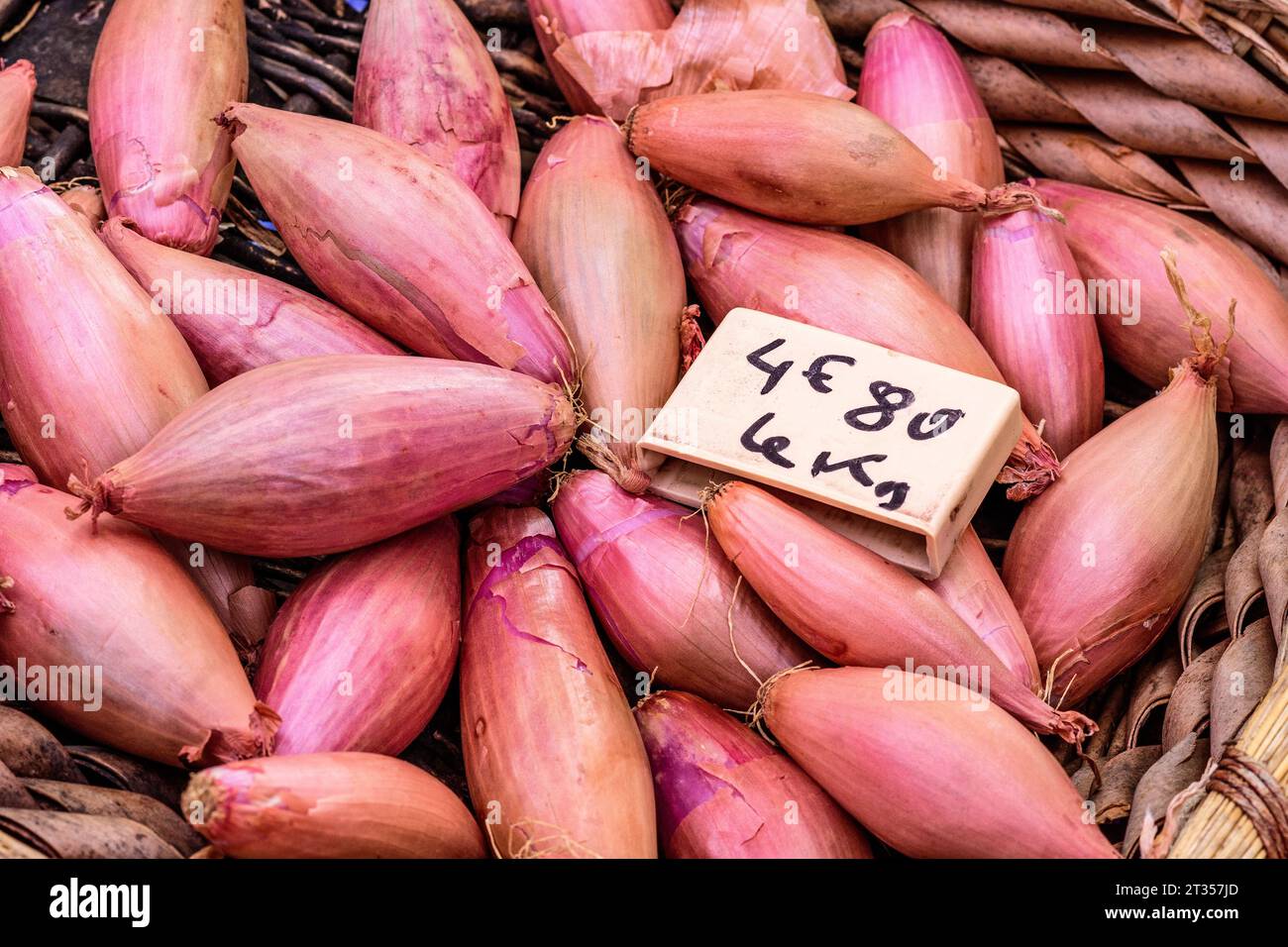 French shallot hi-res stock photography and images - Alamy