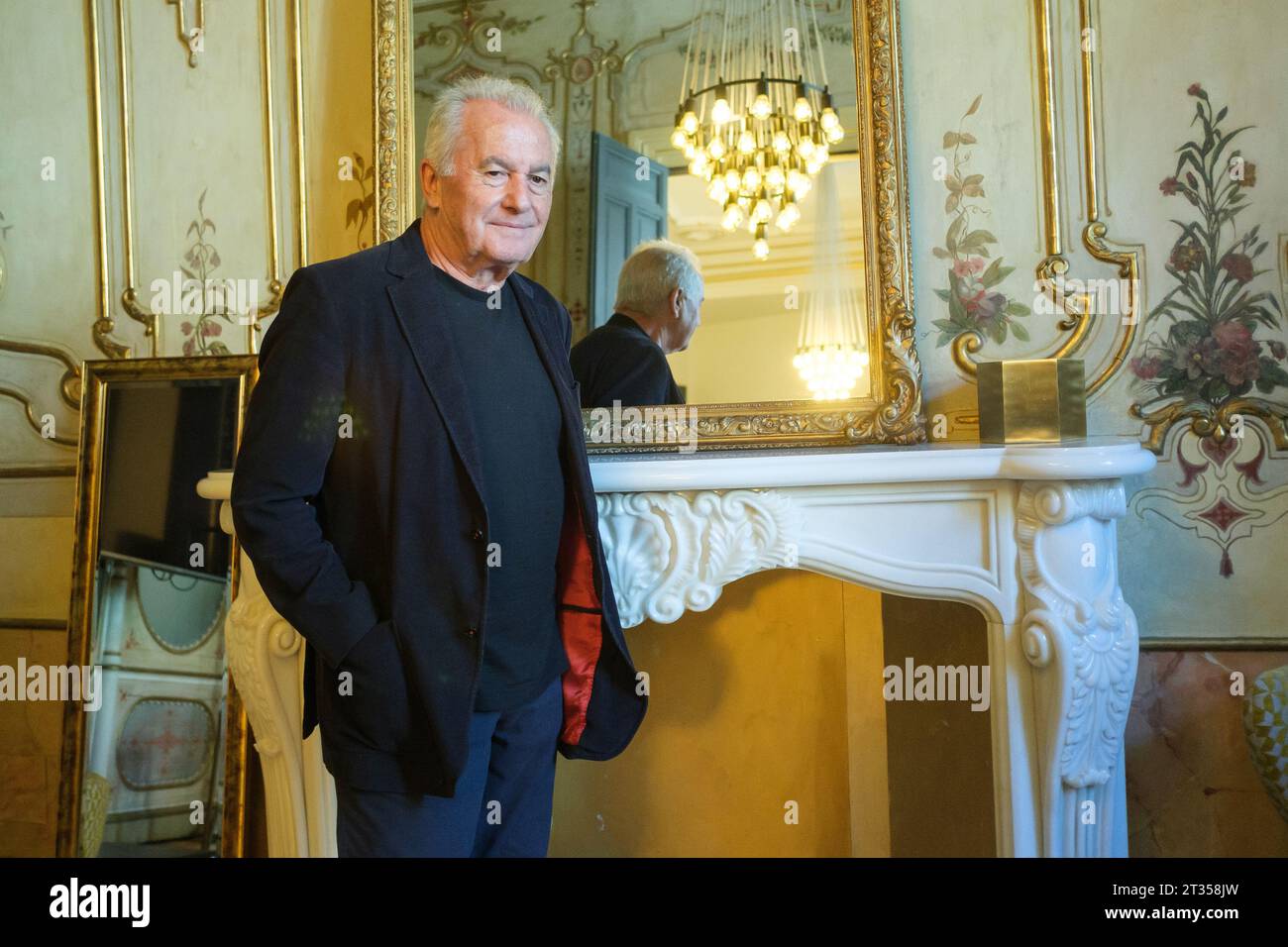 Victor manuel singer hi-res stock photography and images - Alamy