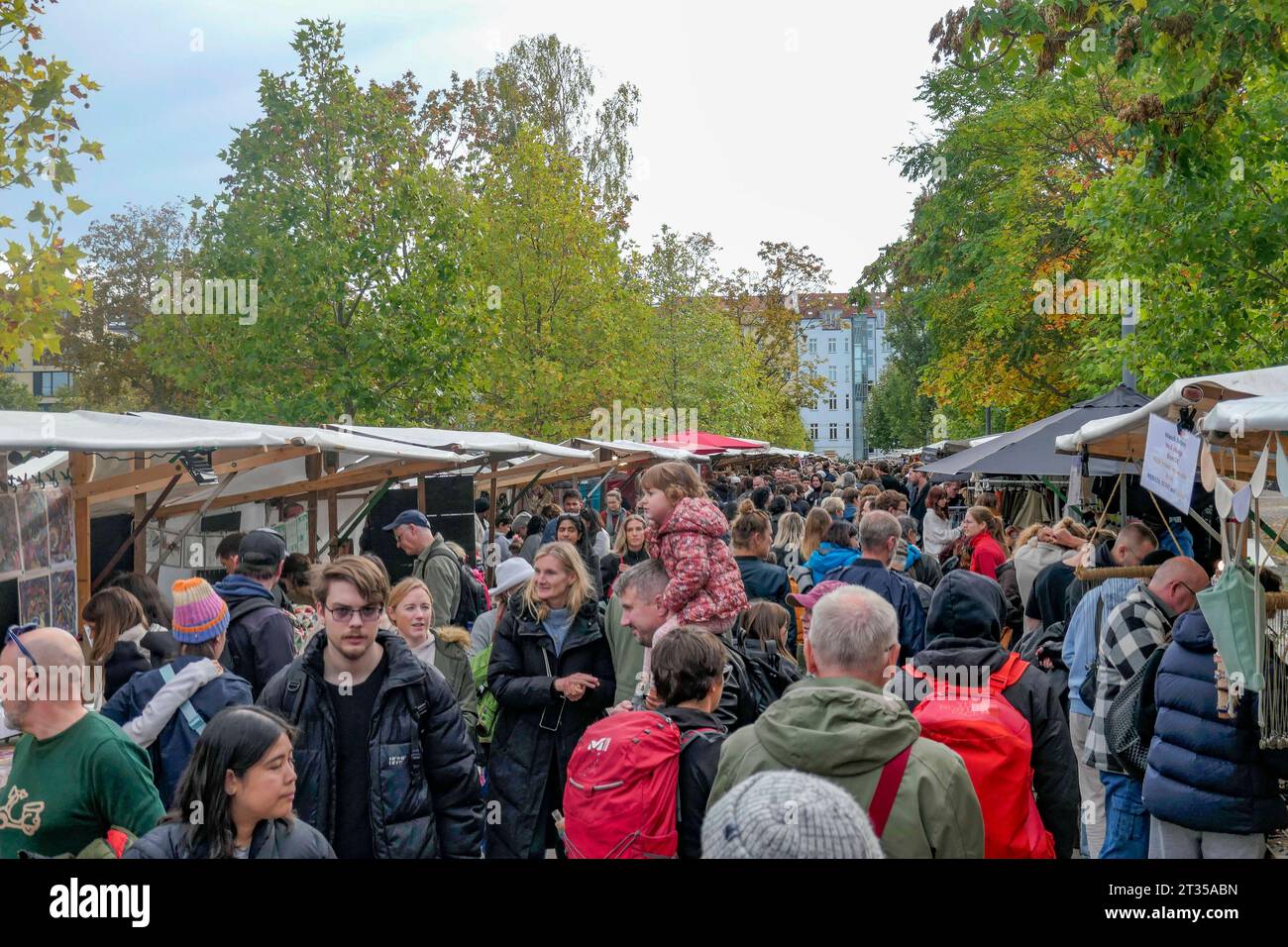Flohmarkt am Mauerpark in Prenzlauer Berg, Berlin Flohmarkt am ...