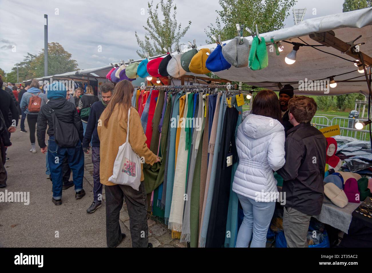 Flohmarkt am Mauerpark in Prenzlauer Berg, Berlin Flohmarkt am ...