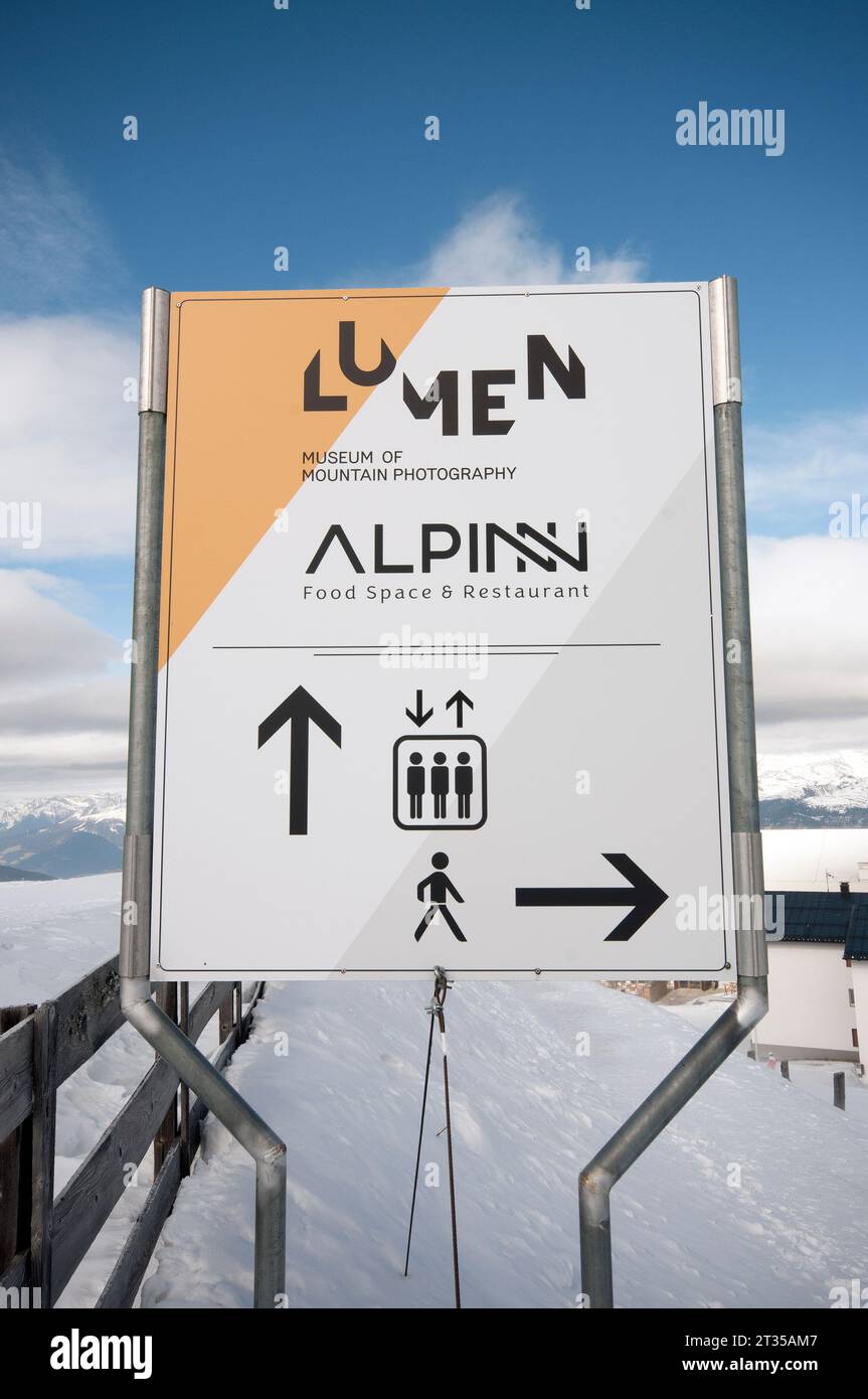 Museum direction sign hi-res stock photography and images - Alamy