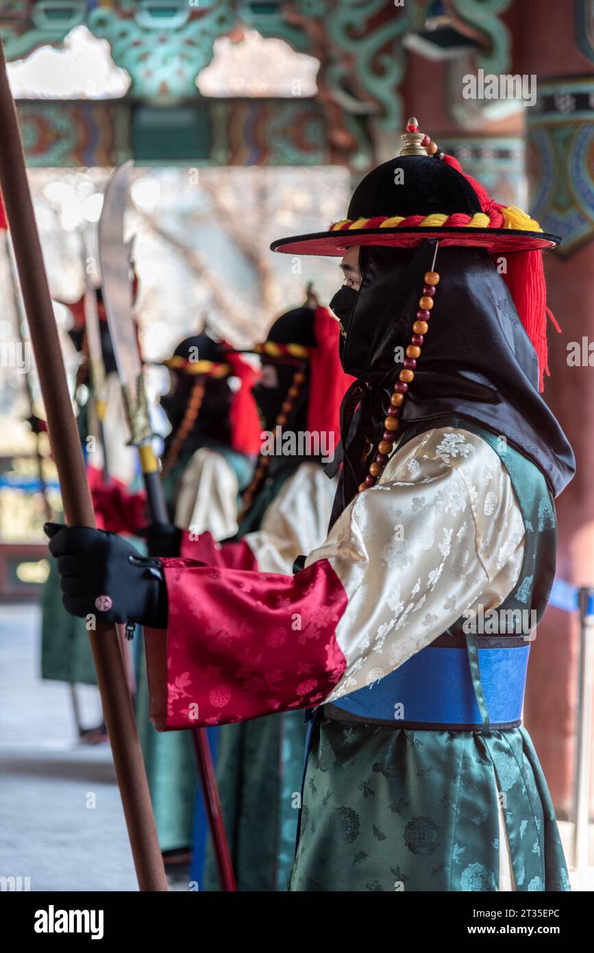 Korean royal guards in historical Joseon costumes at the Bosingak Bell ...