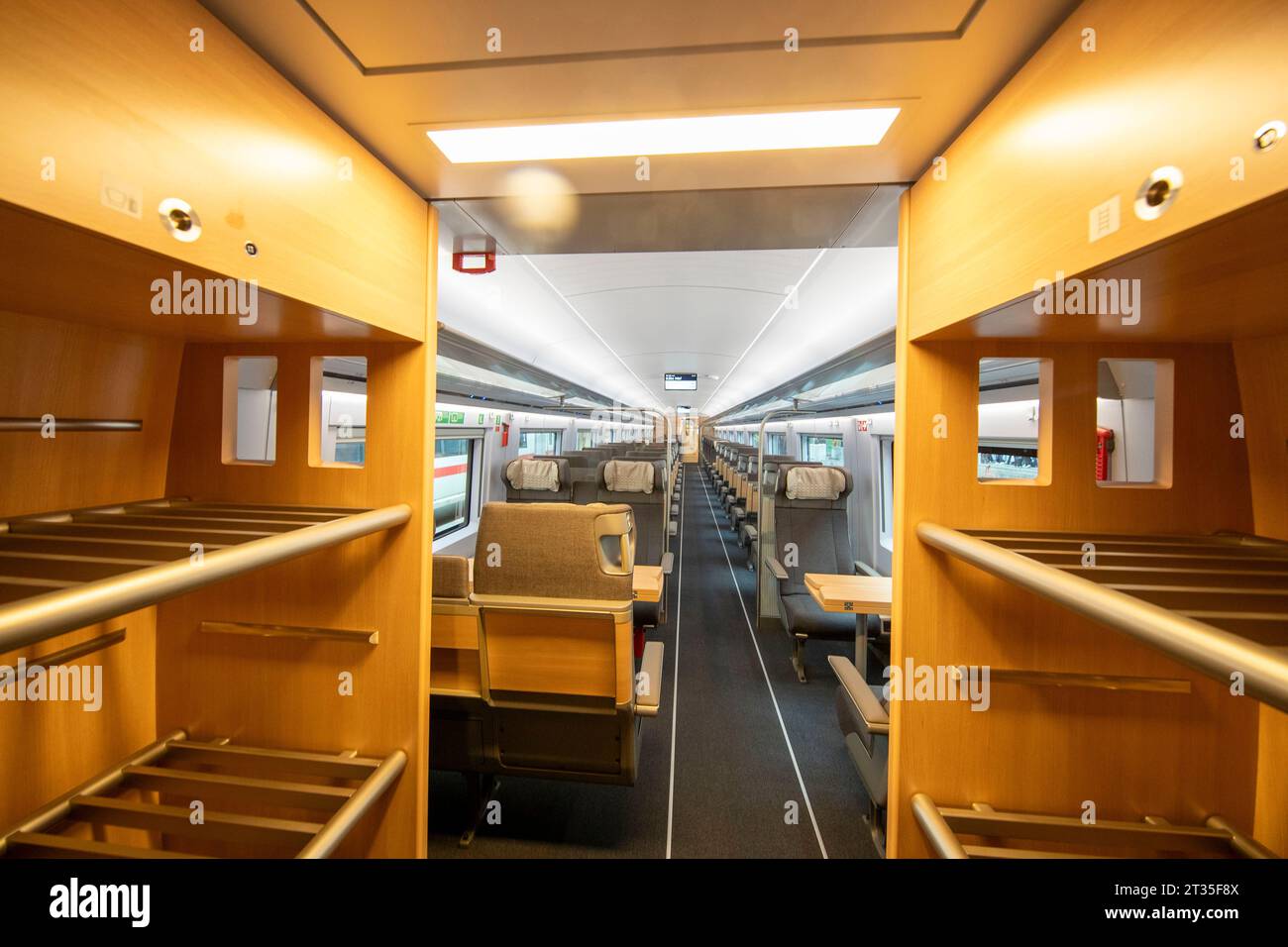 23 October 2023, Hesse, Frankfurt/Main: View over the luggage rack into ...