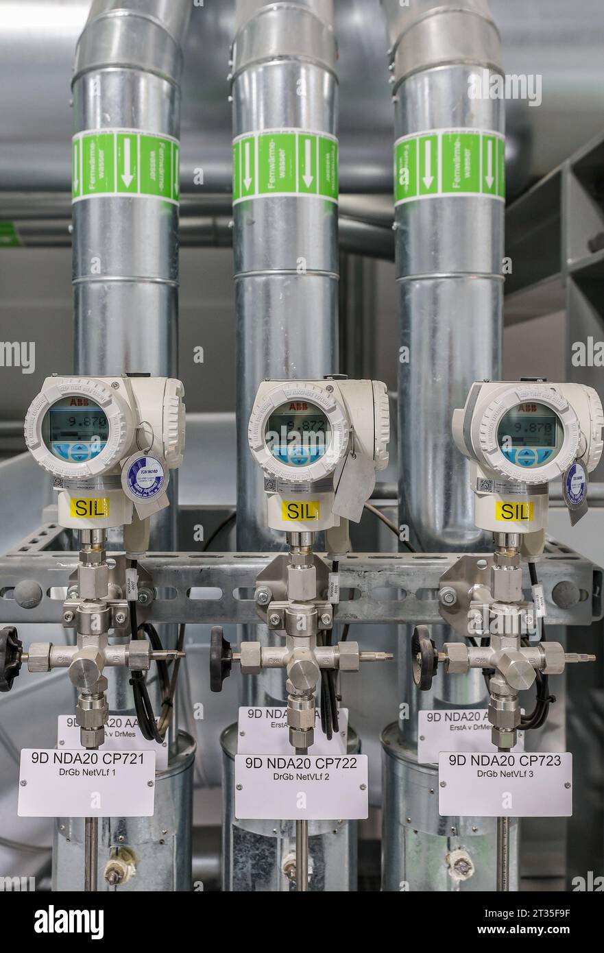 23 October 2023, Saxony, Leipzig: Pressure gauges are installed on district heating pipes in the ...