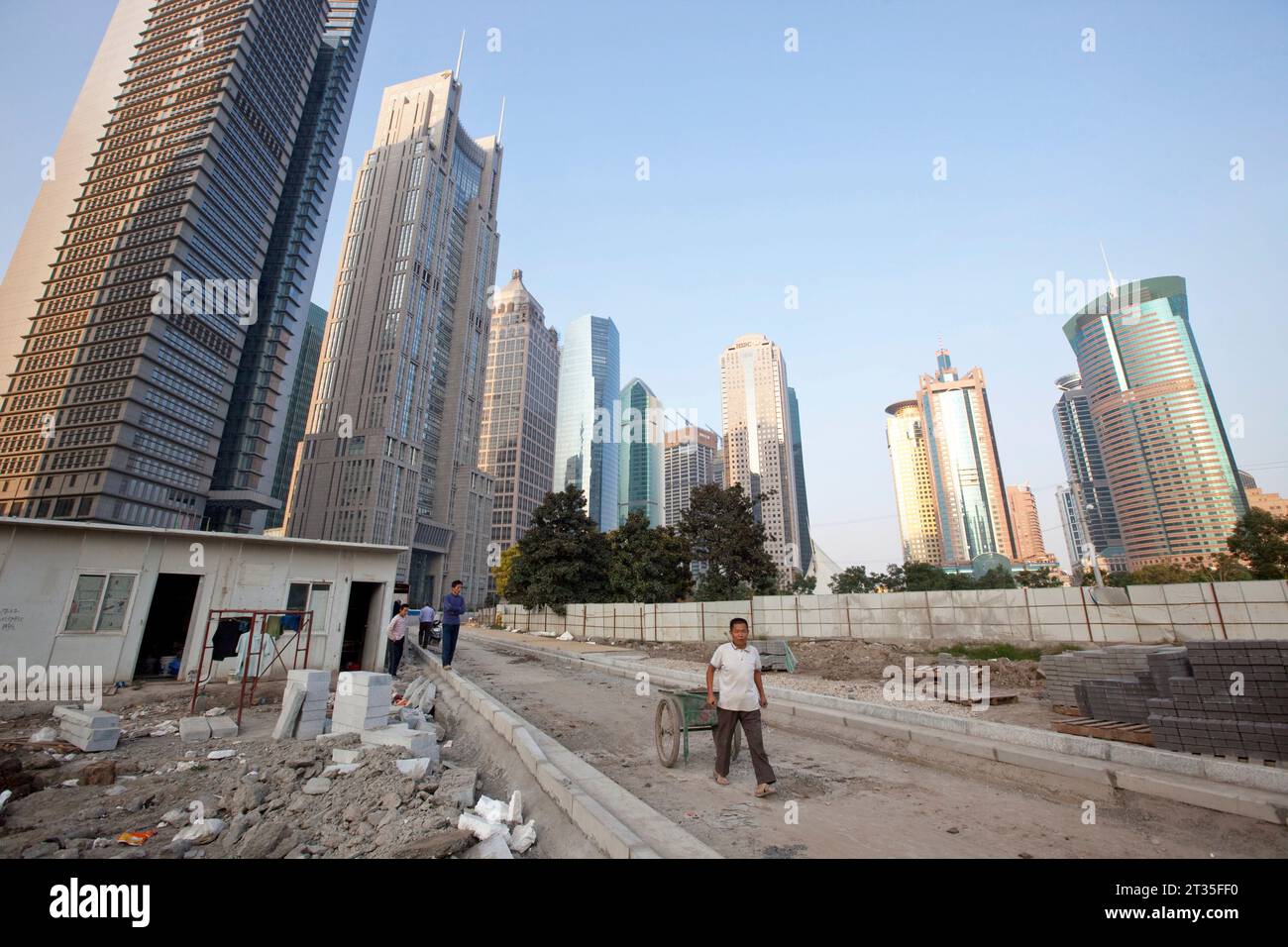 CONSTRUCTION WORK IN SHANGHAI CHINA Stock Photo - Alamy