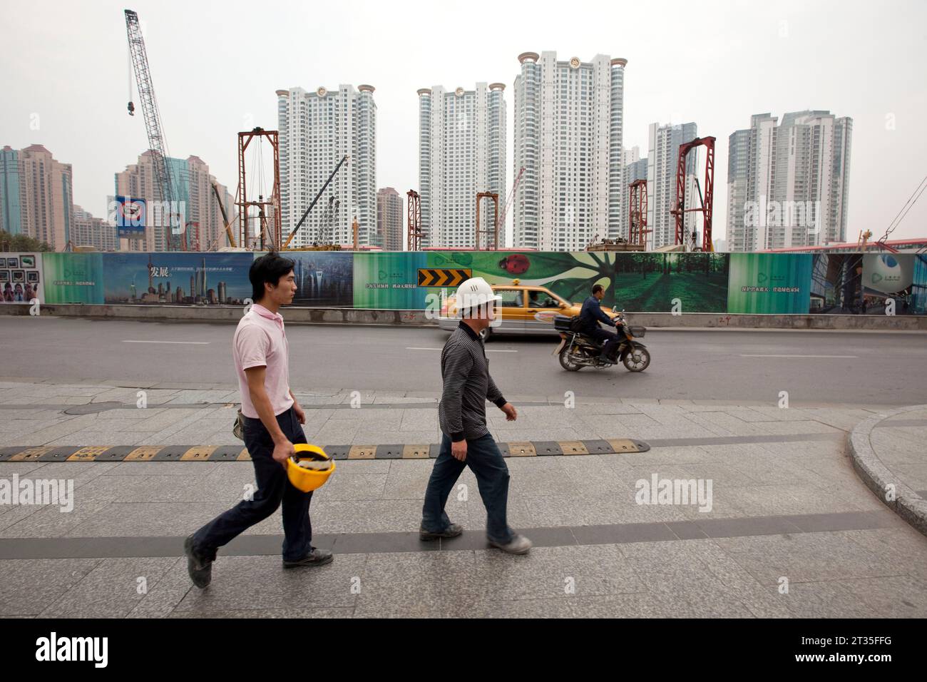 CONSTRUCTION WORK IN SHANGHAI CHINA Stock Photo - Alamy