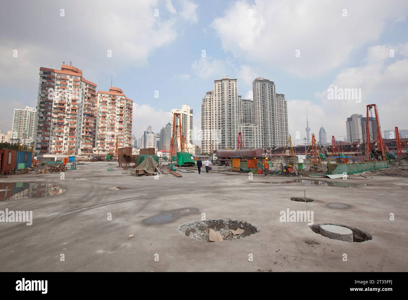 CONSTRUCTION WORK IN SHANGHAI CHINA Stock Photo - Alamy