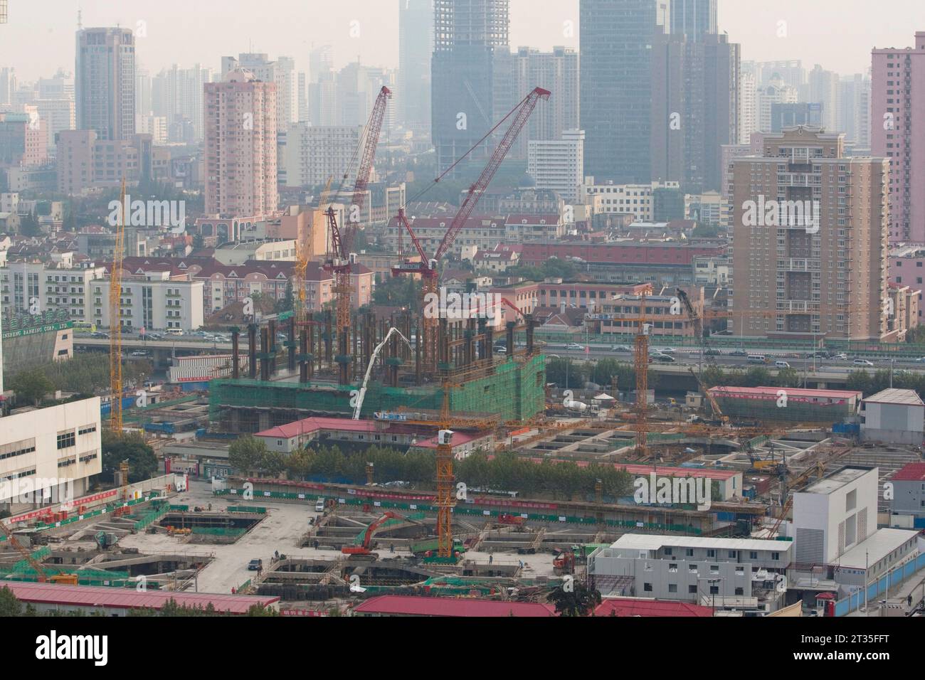 CONSTRUCTION WORK IN SHANGHAI CHINA Stock Photo - Alamy