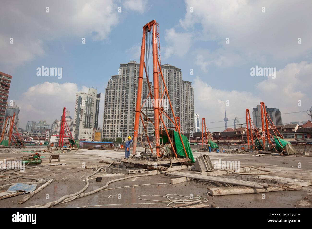 CONSTRUCTION WORK IN SHANGHAI CHINA Stock Photo - Alamy