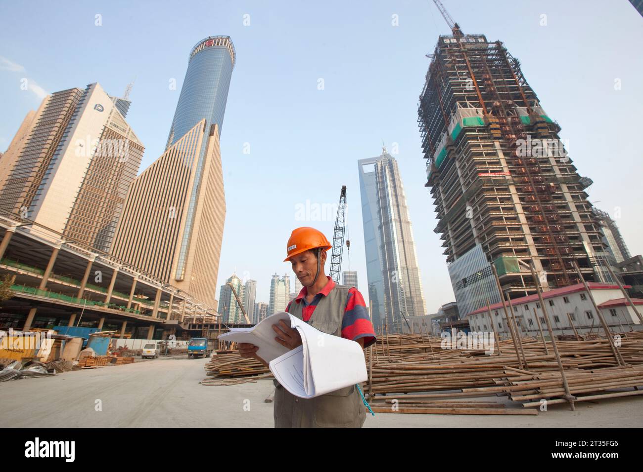 CONSTRUCTION WORK IN SHANGHAI CHINA Stock Photo - Alamy