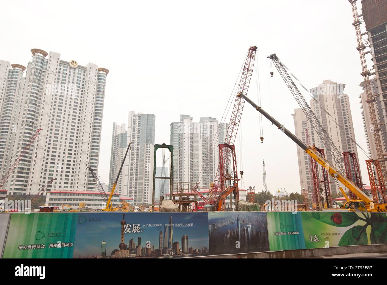 CONSTRUCTION WORK IN SHANGHAI CHINA Stock Photo - Alamy