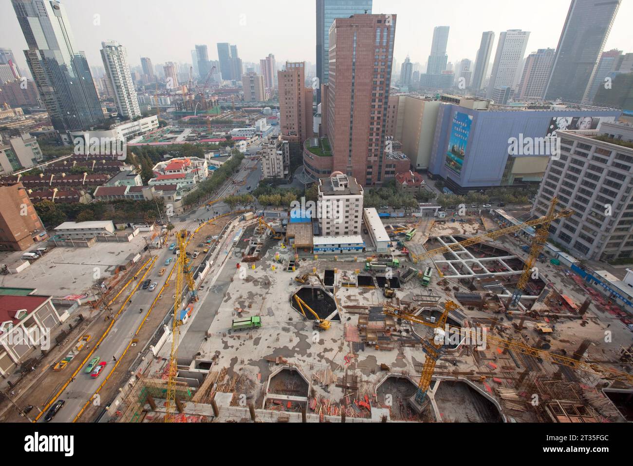 CONSTRUCTION WORK IN SHANGHAI CHINA Stock Photo - Alamy