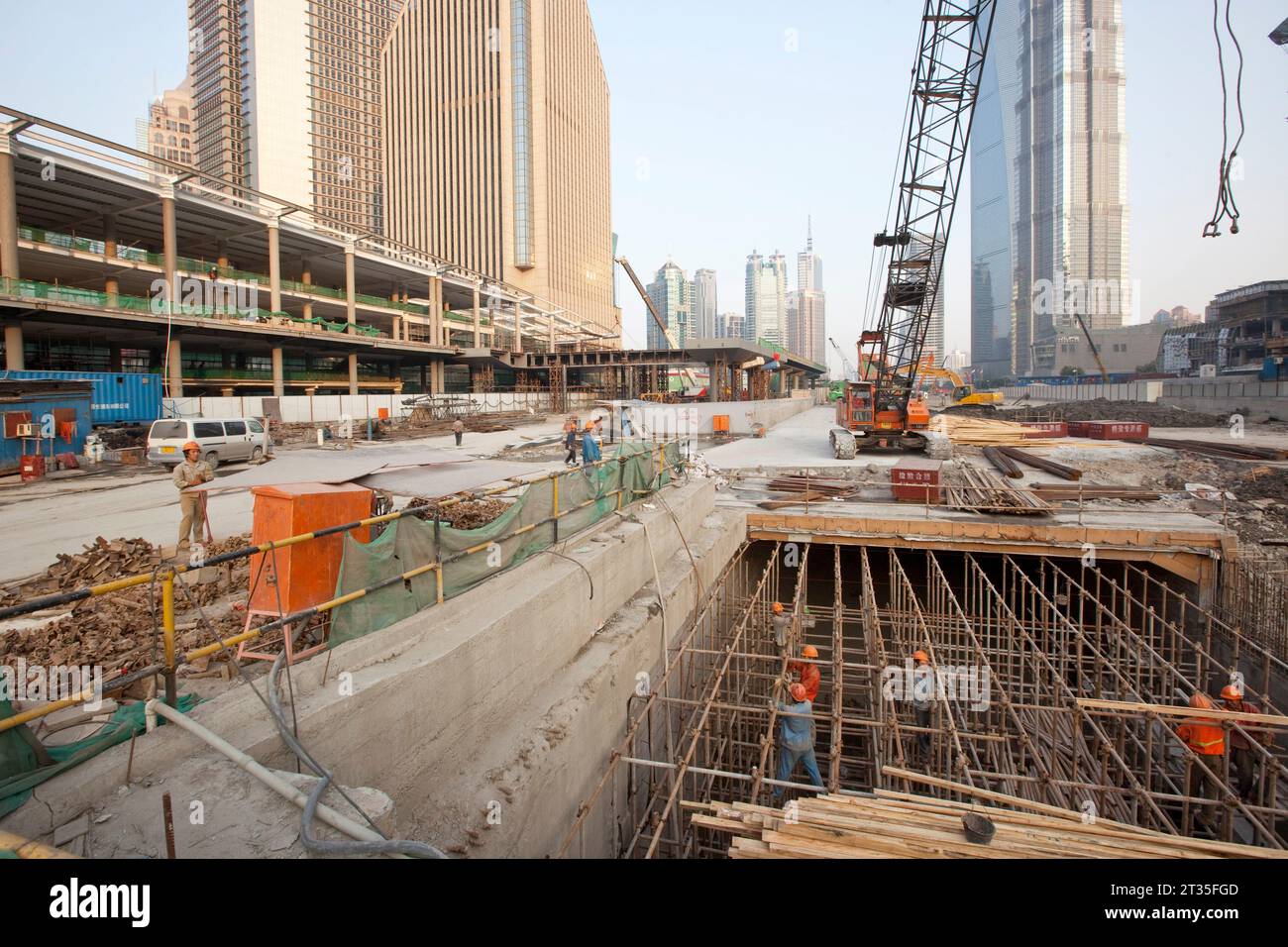 CONSTRUCTION WORK IN SHANGHAI CHINA Stock Photo - Alamy
