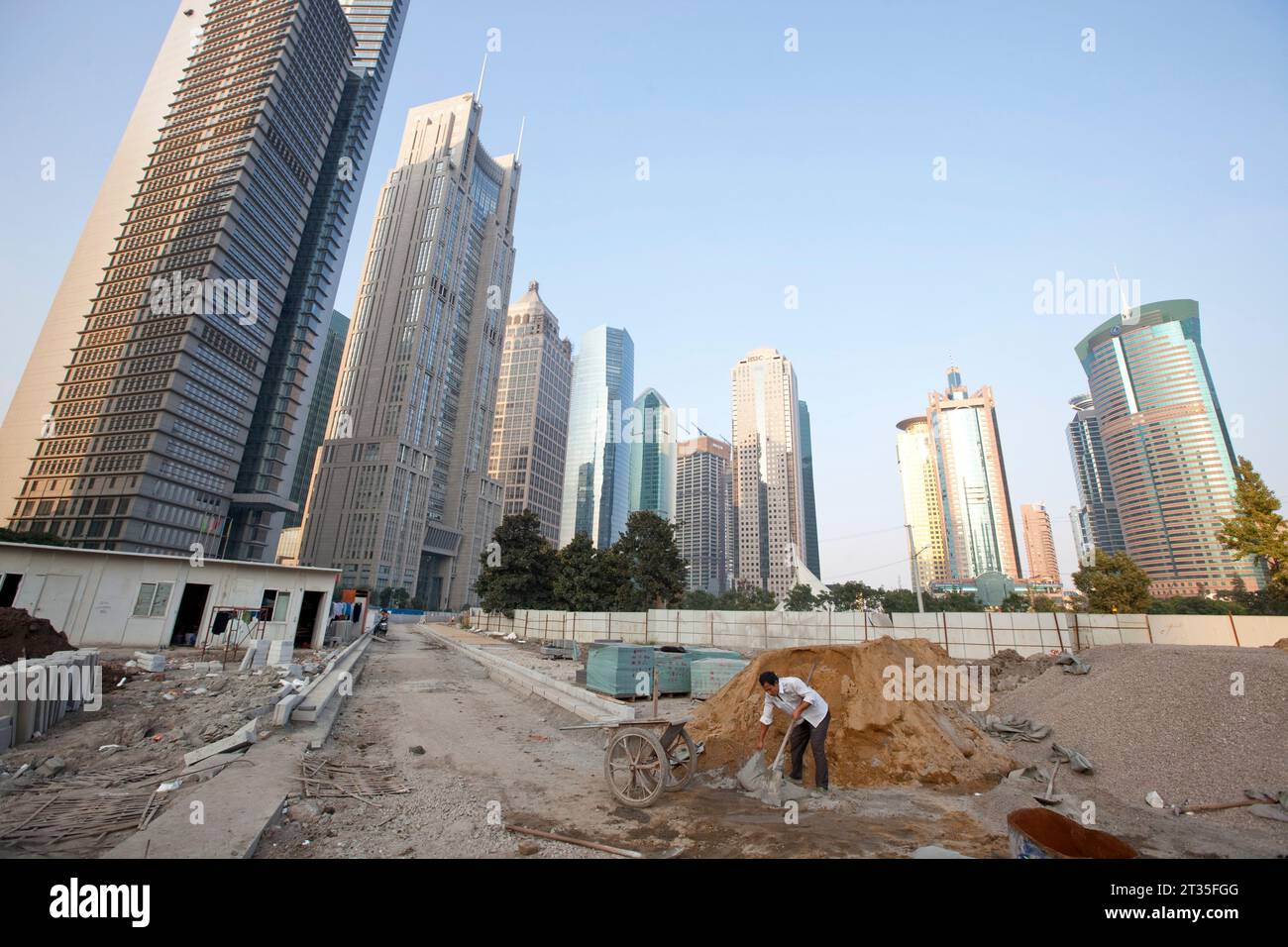 CONSTRUCTION WORK IN SHANGHAI CHINA Stock Photo - Alamy