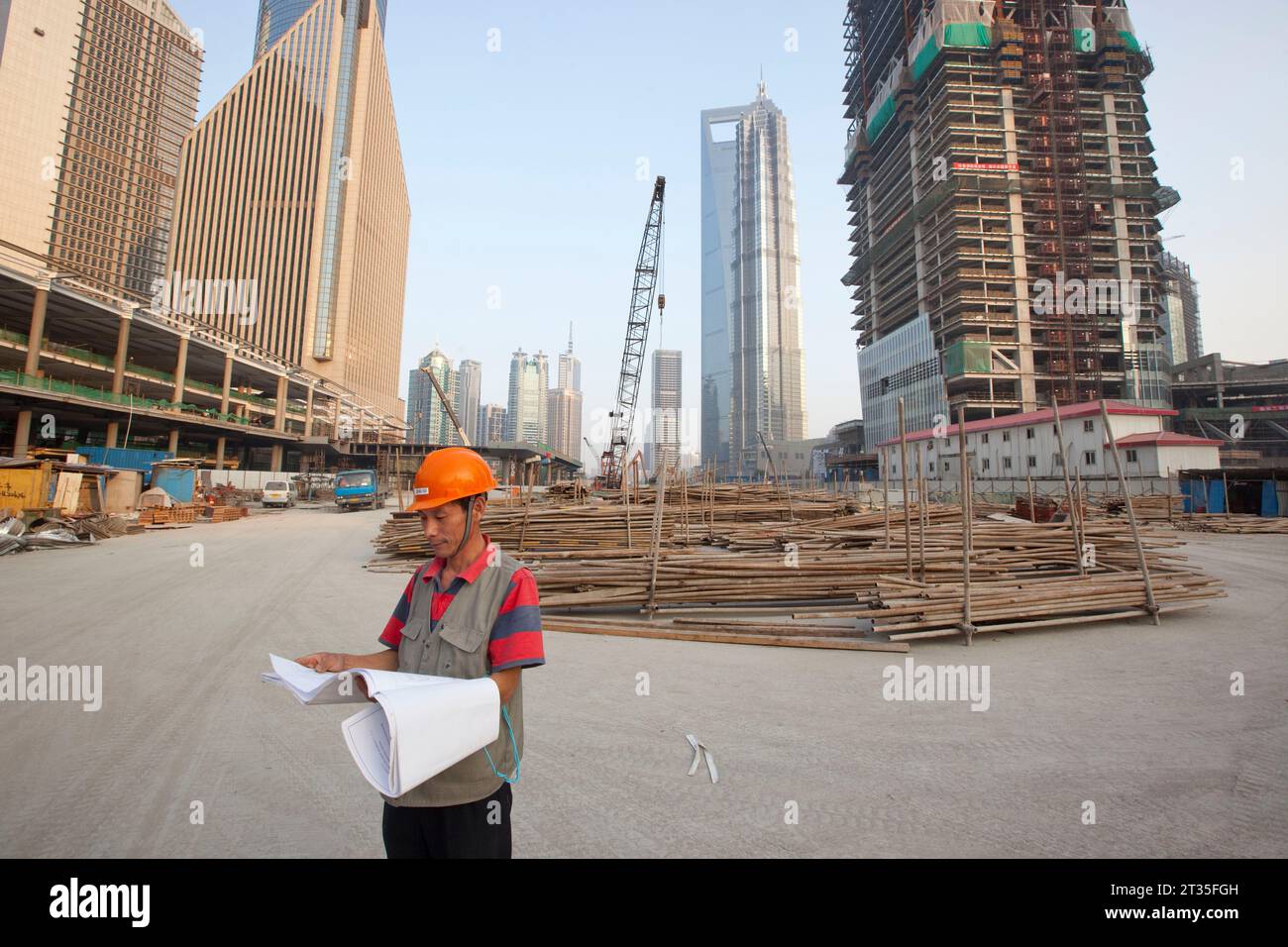 CONSTRUCTION WORK IN SHANGHAI CHINA Stock Photo - Alamy
