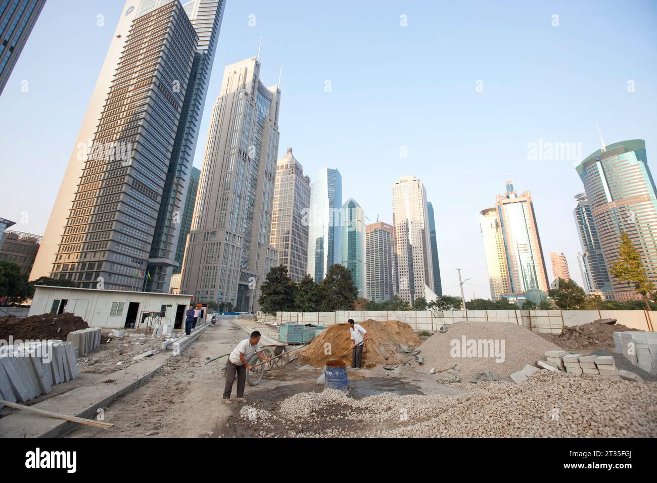 CONSTRUCTION WORK IN SHANGHAI CHINA Stock Photo - Alamy
