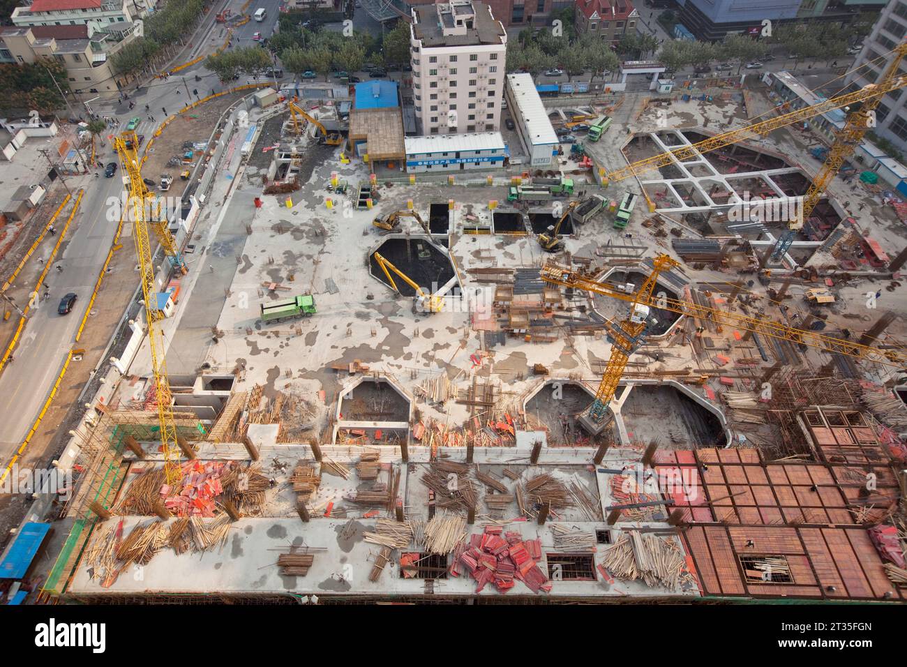 CONSTRUCTION WORK IN SHANGHAI CHINA Stock Photo - Alamy