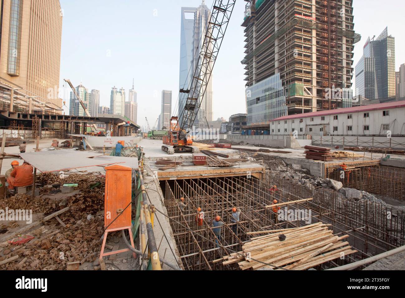 CONSTRUCTION WORK IN SHANGHAI CHINA Stock Photo - Alamy