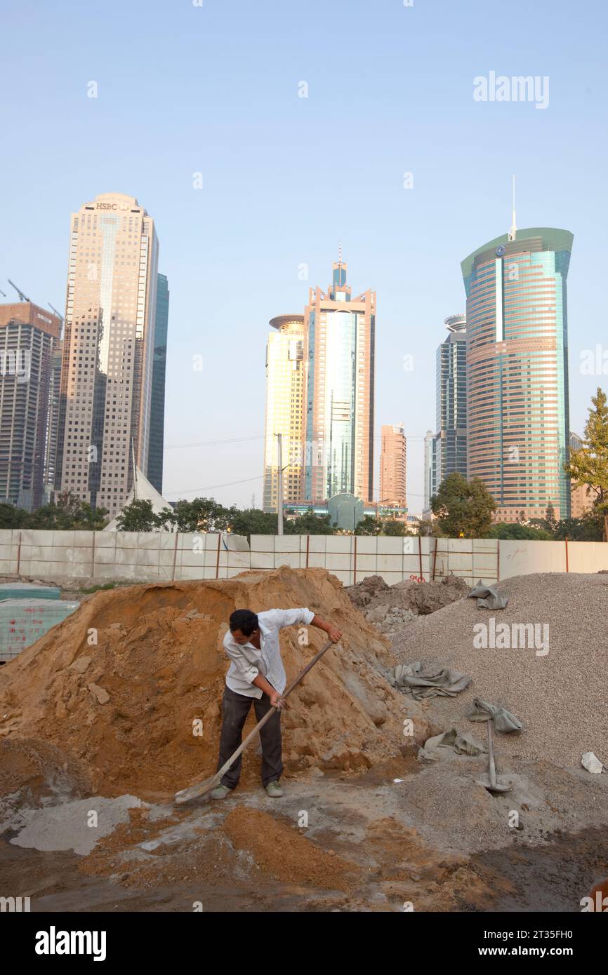 CONSTRUCTION WORK IN SHANGHAI CHINA Stock Photo - Alamy