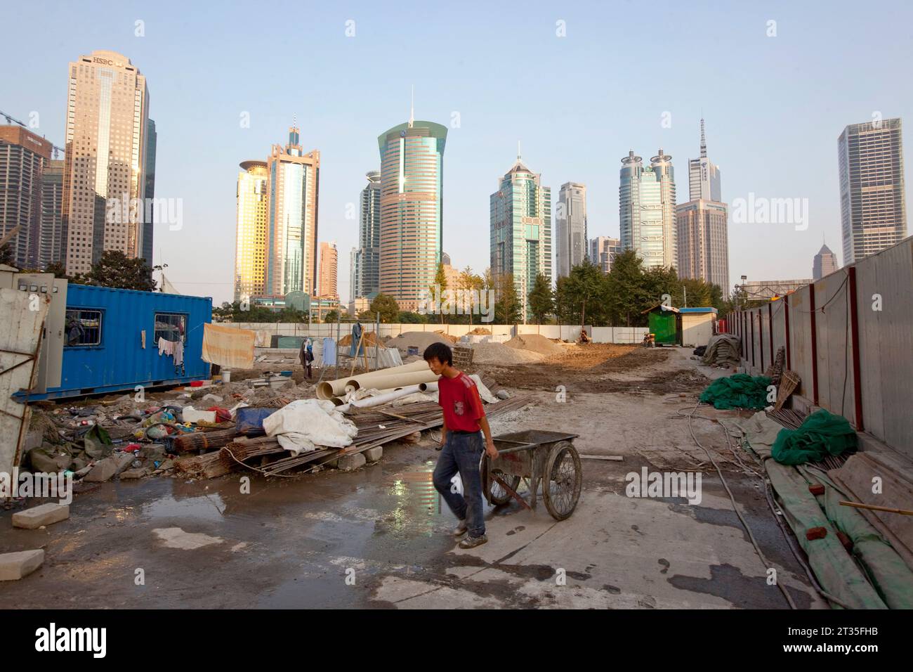 CONSTRUCTION WORK IN SHANGHAI CHINA Stock Photo - Alamy
