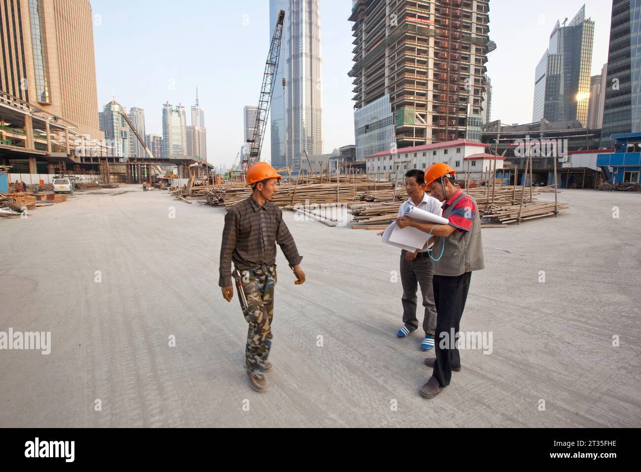 CONSTRUCTION WORK IN SHANGHAI CHINA Stock Photo - Alamy