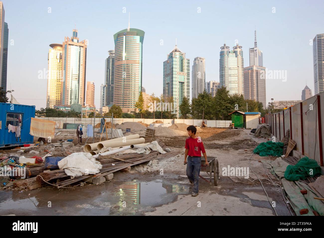 CONSTRUCTION WORK IN SHANGHAI CHINA Stock Photo - Alamy