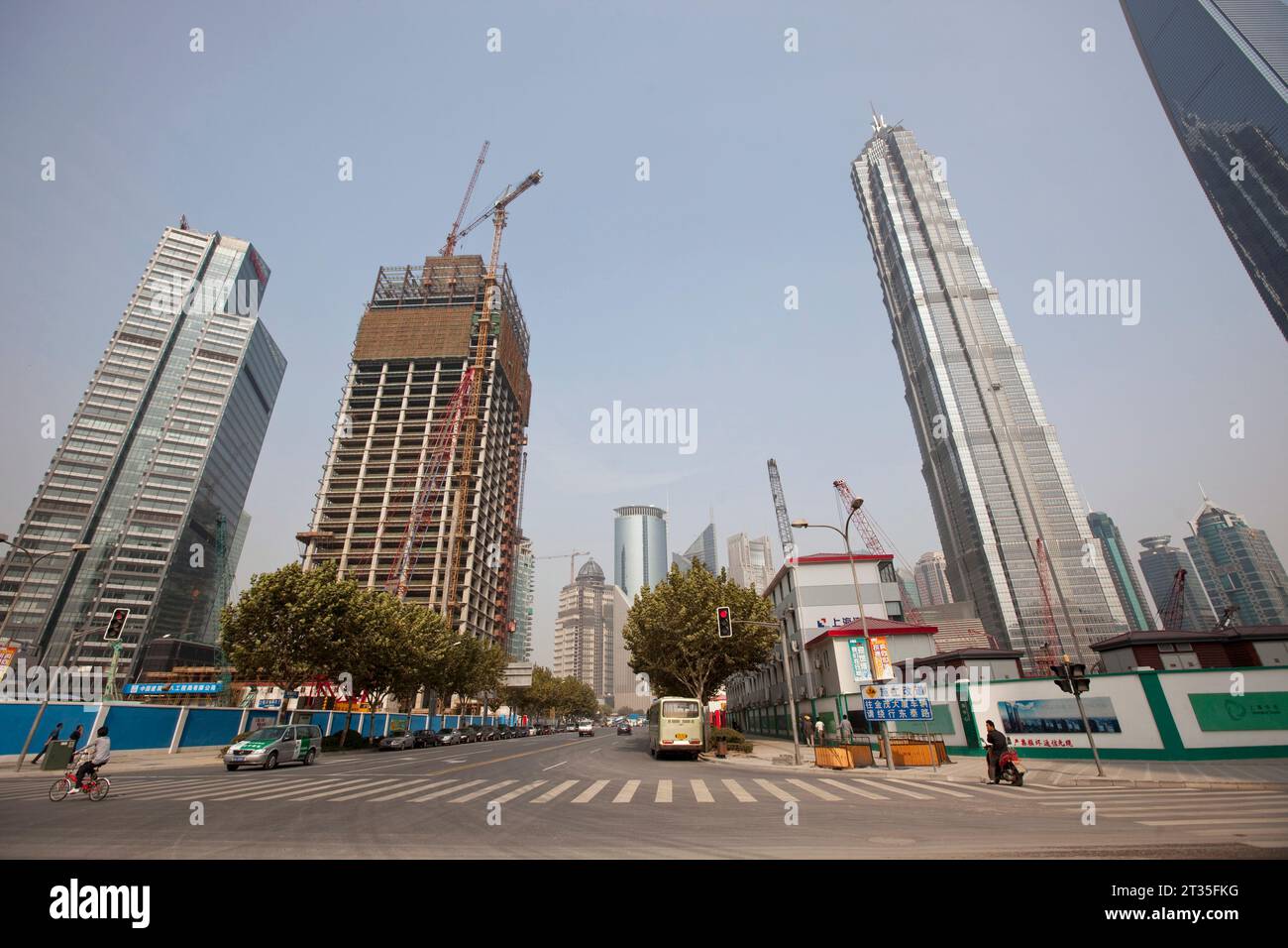 CONSTRUCTION WORK IN SHANGHAI CHINA Stock Photo - Alamy